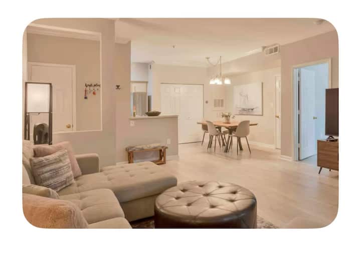 Spacious 1bedroom Condo W. Pool, Walk To The Water - Clearwater, FL