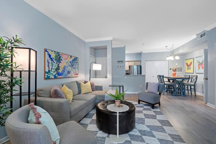 Spacious 1bedroom Condo W. Pool, Walk To The Water - Clearwater, FL