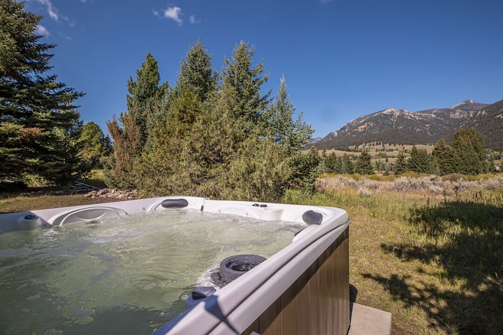 Hot Tub, Nordic Ski Access! - Big Sky, MT