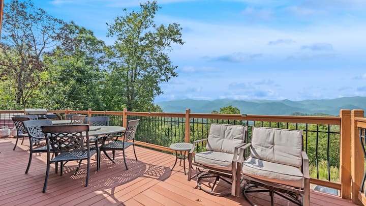 Secluded Smoky Mountain Log Cabin Retreat - Cherokee, NC