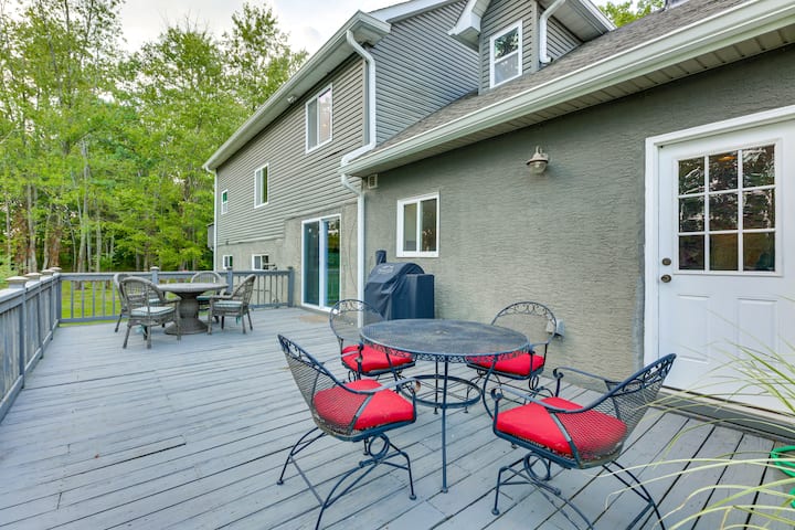Large Yard W/ Pond: Family Retreat In New Albany! - New Albany, OH