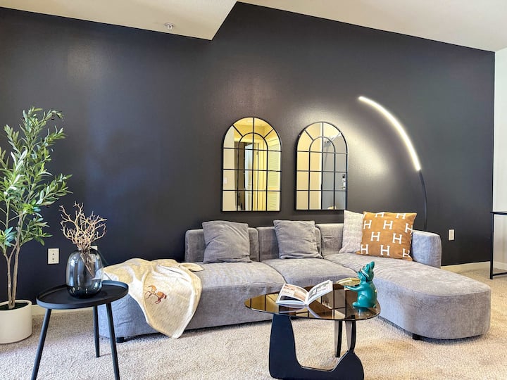 Serene Apt 10 Min From Disneyland With Pool & Gym - Irvine, CA