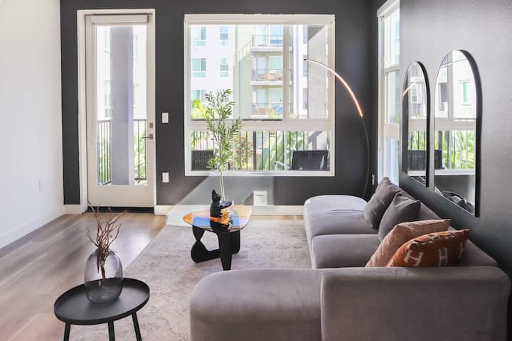 Serene Apt 10 Min From Disneyland With Pool & Gym - Irvine, CA