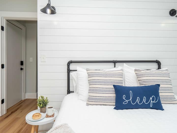 Jennifer's Modern & Comfy Broadway Retreat - Providence, RI