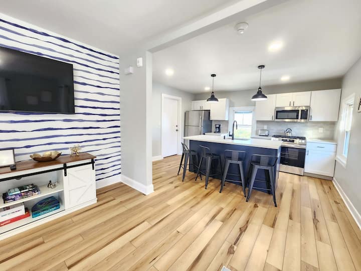 Jennifer's Modern & Comfy Broadway Retreat - Rhode Island