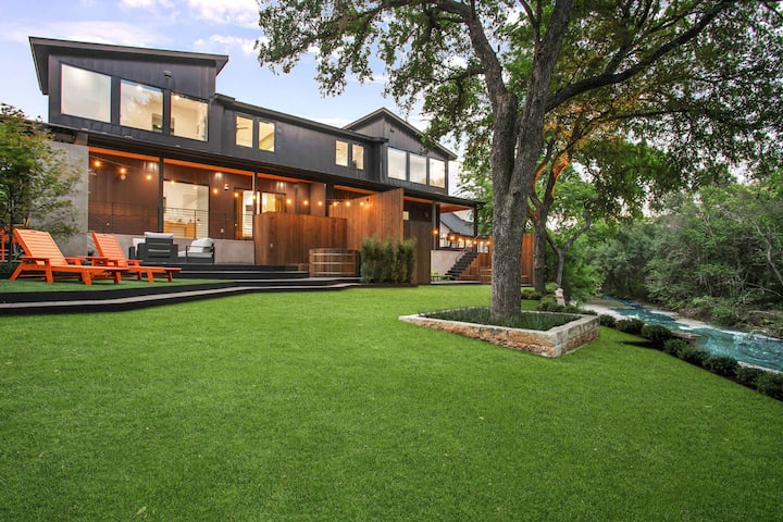 Full Duplex Atx Modern Creekside Retreat + Hot Tub - Austin, TX