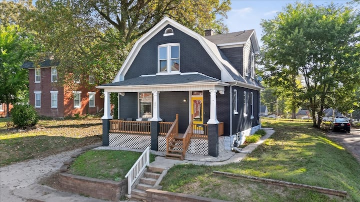 Historic Pet Friendly Home—fast Wifi—king Beds - Belleville, IL