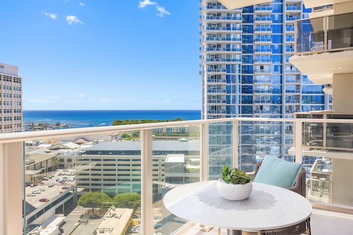 Sky Ala Moana Luxury Getaway With Ocean-city Views - Honolulu
