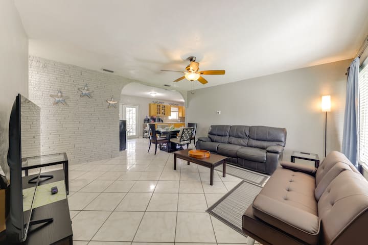 Fenced-in Yard: Home 3 Mi To Hard Rock Stadium! - Miramar, FL