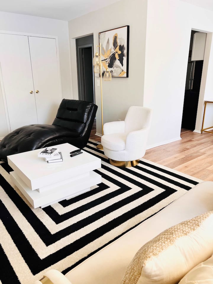 The Porchlight Retreat - Farmington Hills, MI