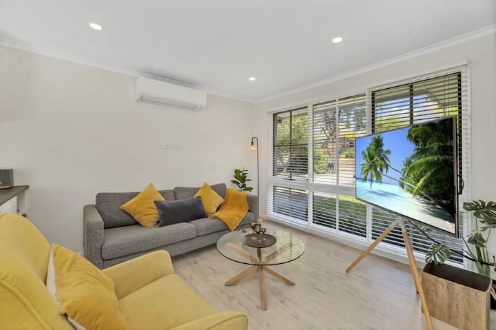 Relaxing 3br Wanniassa With Easy Local Access - Canberra