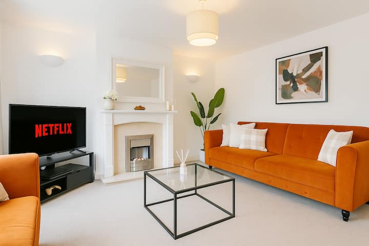 Kempston Home| Sleeps 7-9 | Long Stays | Parking - Bedford