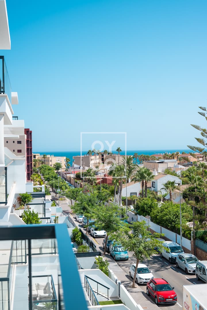 Cobalt Canvas Residence - Seaview, By Oyoostays - Pilar de la Horadada