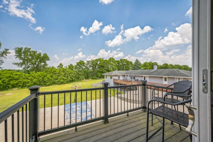 Grass Lake 8br Retreat W/ Games & Fire Pit - Waterloo State Recreation Area, Chelsea