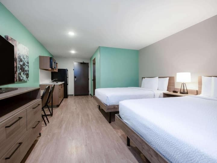 Family Stay W/ Free Parking & Pet-friendly Comfort - Mooresville, IN