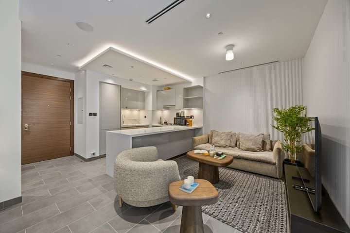 Modern Apartment W/ Balcony & Pool Access - Dubai