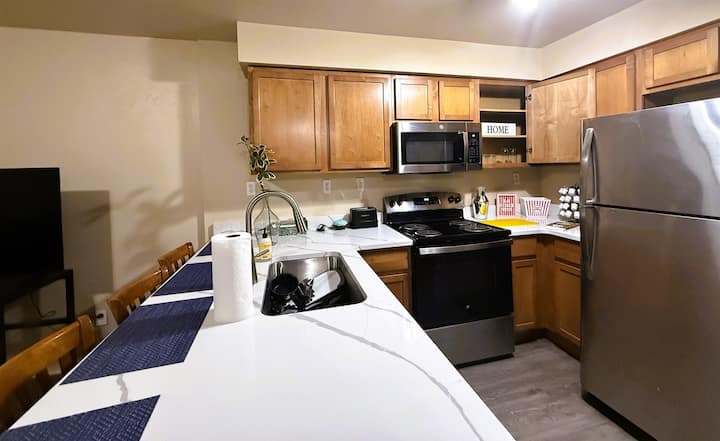 * New * 4br Retreat | Heart Of Campus W/ Parking - Ann Arbor, MI