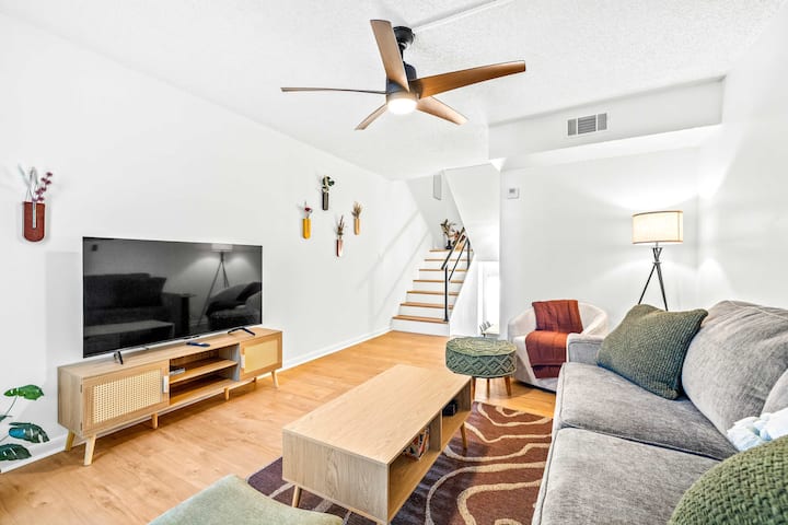 The Capri Villa - Stay For 6 - Tampa, FL