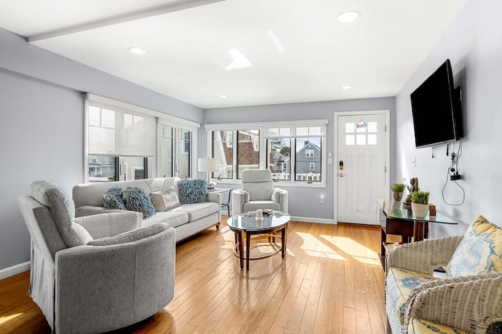 Updated Kitchen | Fast Wifi | Ocean Views - Salisbury, MA