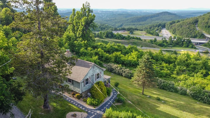 Charming Cottage W/ Majestic Mountain Views - Waynesboro, VA