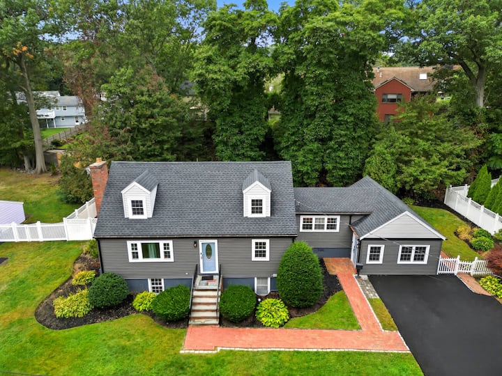 Stylish Stoneham Getaway  Playground  Game Room - Wakefield