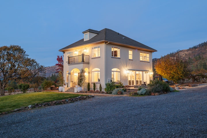 Starry Oak Vineyard Retreat W/ Hot Tub - Jacksonville, OR
