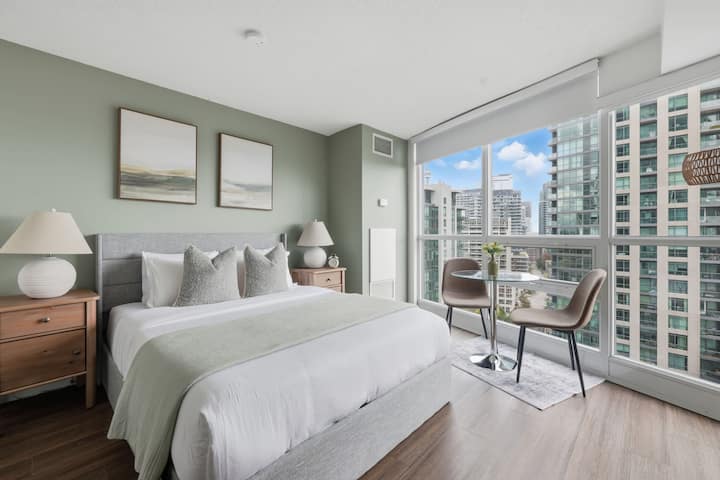 Modern Studio Retreat Near Toronto’s Waterfront - Toronto