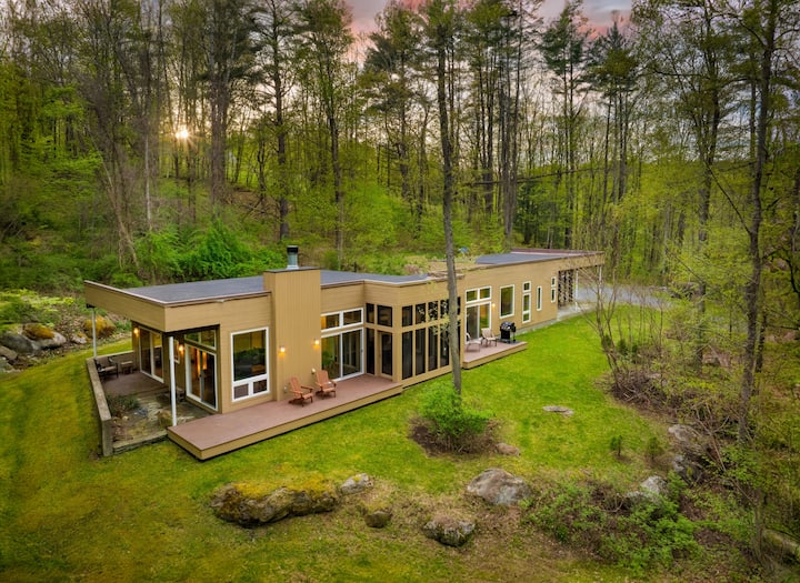 Secluded + Modern | Enclosed Patio | Woodland Zen - Stockbridge