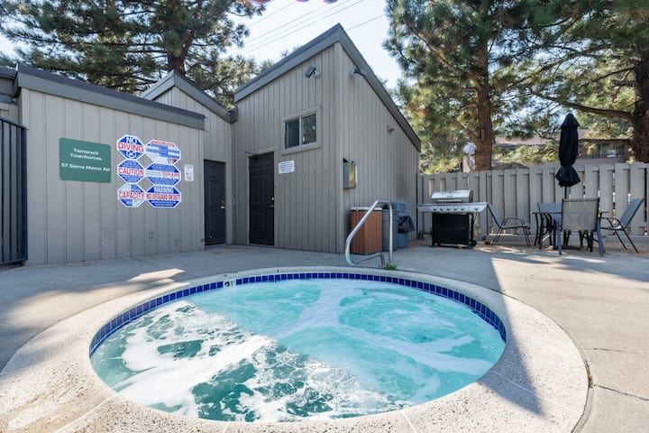Mammoth Lakes Condo W/ Deck & Hot Tub - Mammoth Lakes, CA