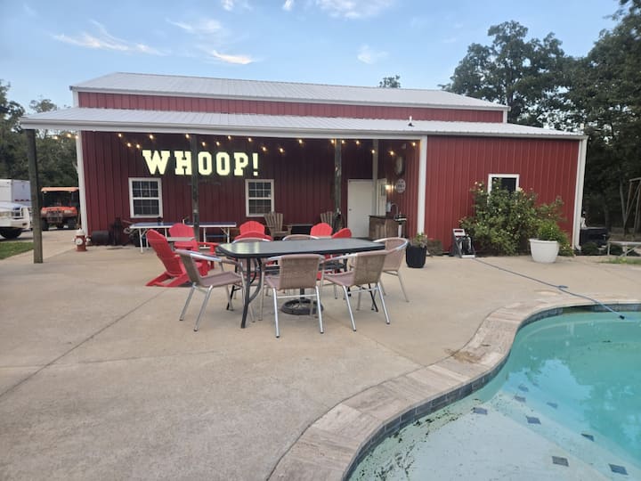 Whoop! Barndo With Pool Access - Santa's Wonderland, College Station