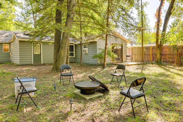 Tranquil Home In Dtwn Baldwin: Fish, Hike & Golf! - Baldwin, MI
