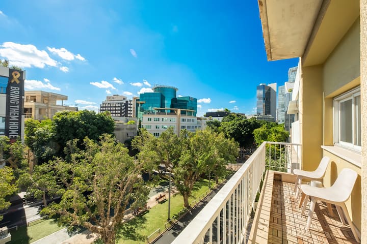 Prime On The Boulevard: Balcony Bliss & Urban Chic - Tel Aviv Ben Gurion Airport (TLV)