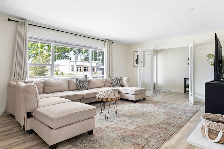 Modern 3br | Game Room | Yard | W/d | Coffee Bar! - Indianapolis, IN