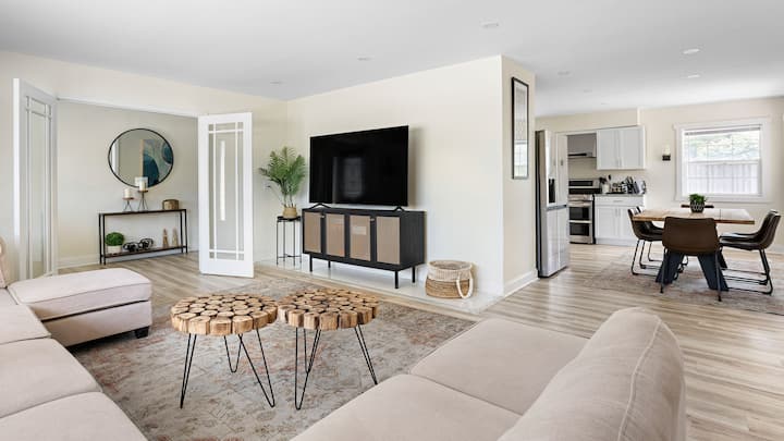 Stunning 3br | Game Room | Yard | W/d | Coffee Bar - Greenwood, IN