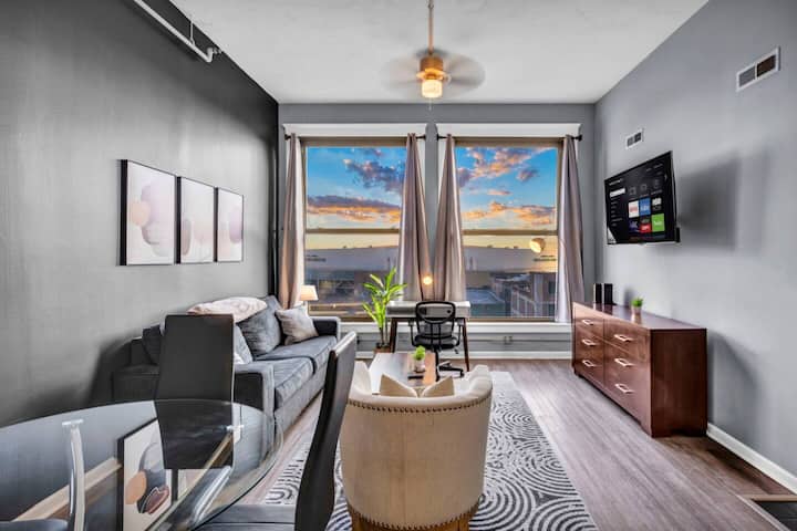 Stylish Theater District Loft • Private Sauna - Cleveland