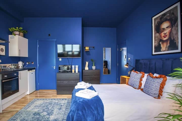 Bold, Blue, Boho Studio In London - Sleeps 4 - London