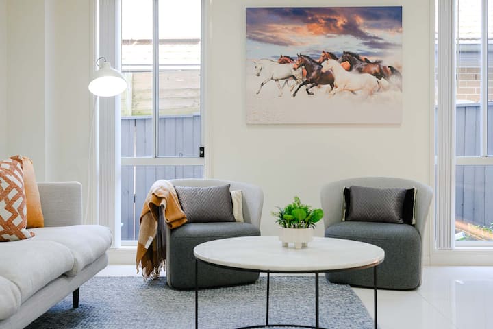 6br House + Gym, Walk To Moorebank Train Station - Australie