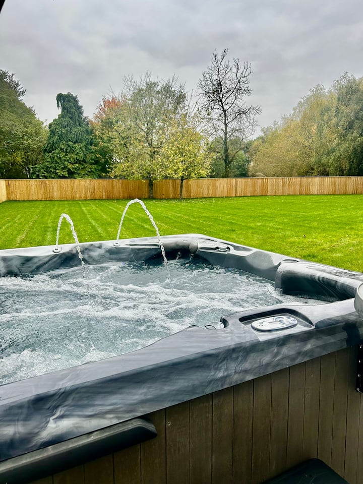 Marzion House | Hot Tub | Group/family Retreat | S - Horncastle