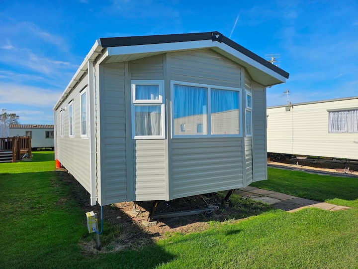 Silver Caravan (Sleeps 6) Cf060 - Skegness
