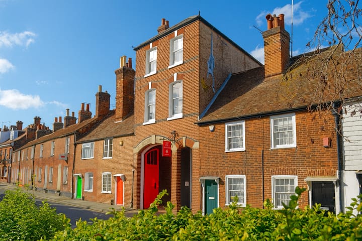 The Art House | Iconic Townhouse | Gated Parking - Canterbury