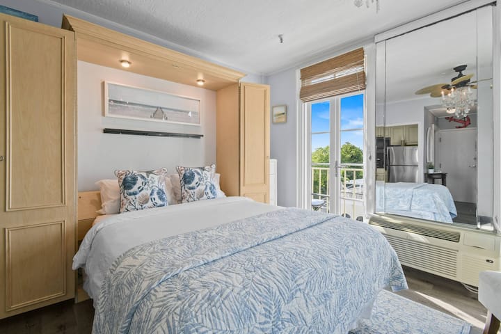 Palm Beach | Tropical Balcony + Pool & Beach Walk - Palm Beach, FL