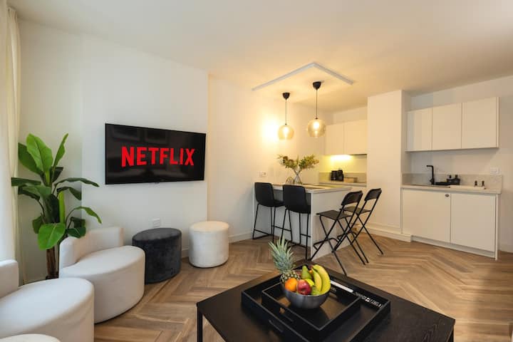 Recharge - Minimalist Escape & Free Parking - Varna