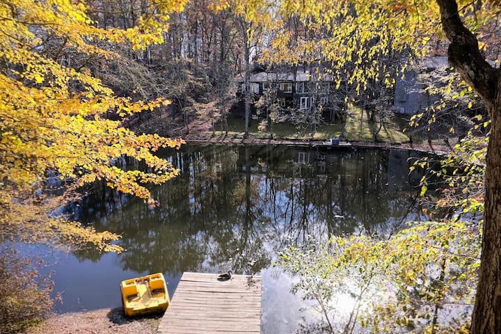 Lakeside Bliss: Golf, Lake, Pier, Pets Allowed - Hot Springs Village, AR