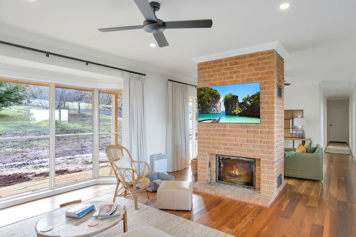 Ashbourne - Sleeps 9 - Hillside Farmstay Retreat - Mansfield