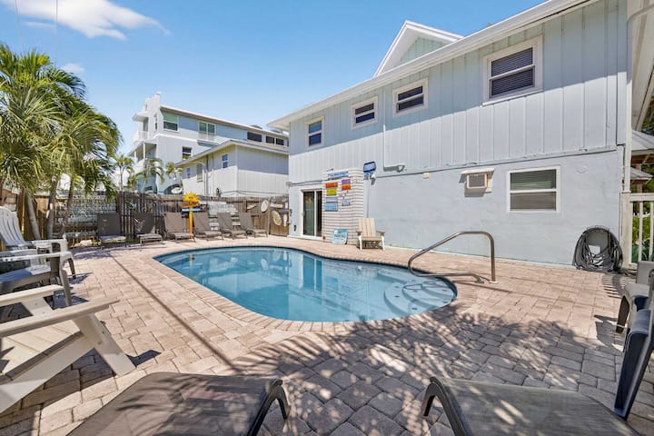 Sand Dollar - Sleeps 5 - Pool - 1 Block To Beach - Fort Myers Beach, FL
