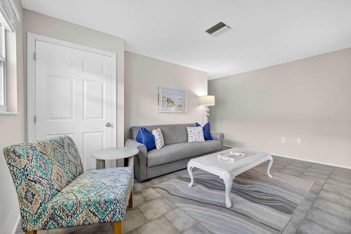 Sand Dollar - Sleeps 5 - Pool - 1 Block To Beach - Fort Myers Beach, FL