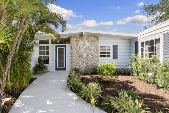Emerald Palm Villa, 2 Bed / 2 Bath With Pool - Naples, FL