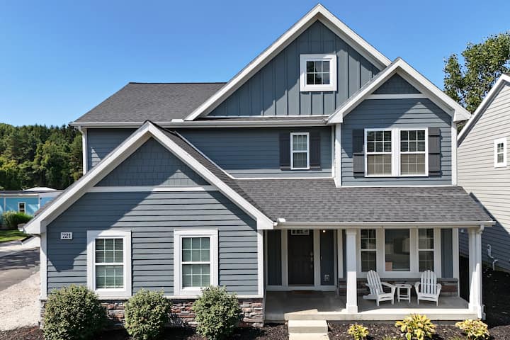 6 Br Home W/year Round Pool & Hot Tub - South Haven