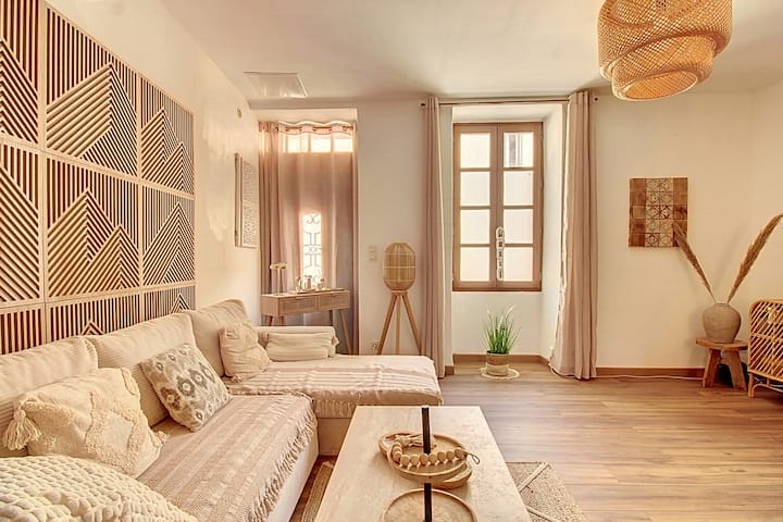 La Cour De Pétrarque - Fontaine-de-Vaucluse