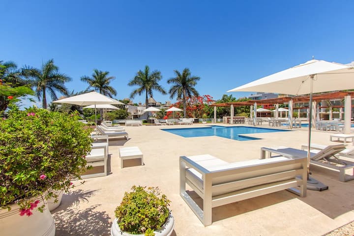 Beachside Condo Near 5th Ave With Pool Access - Playa del Carmen